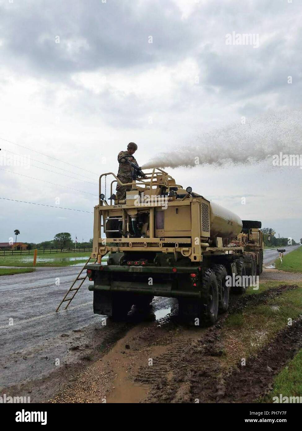 U.S. Army Reserve Soldiers assigned to the 416th Theater Engineer ...