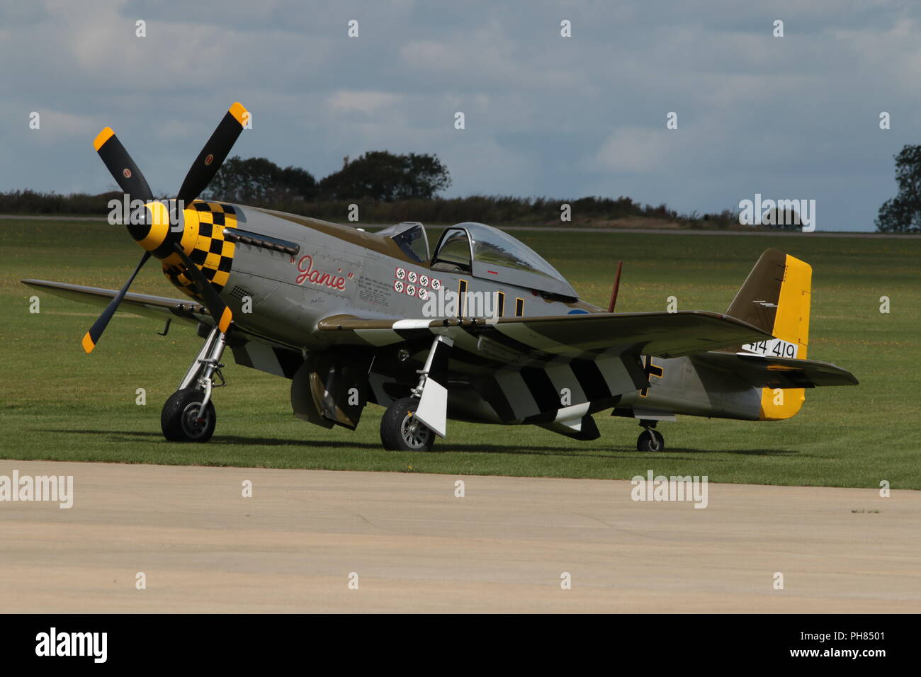 Mustang aeroplane wwii ww2 hi-res stock photography and images - Alamy