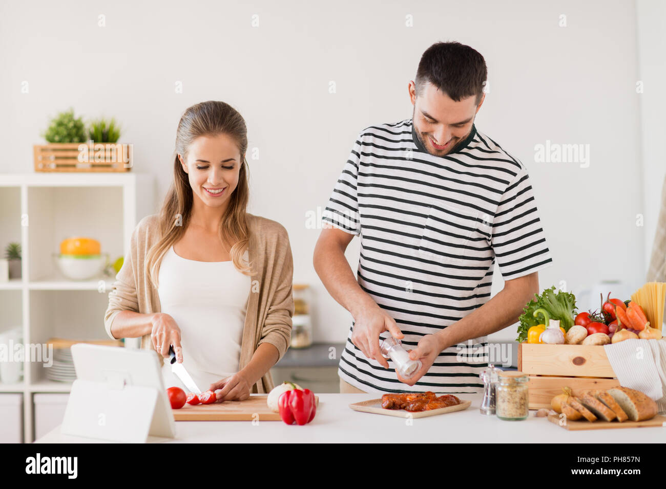 Happy family couple cooking hi-res stock photography and images - Alamy
