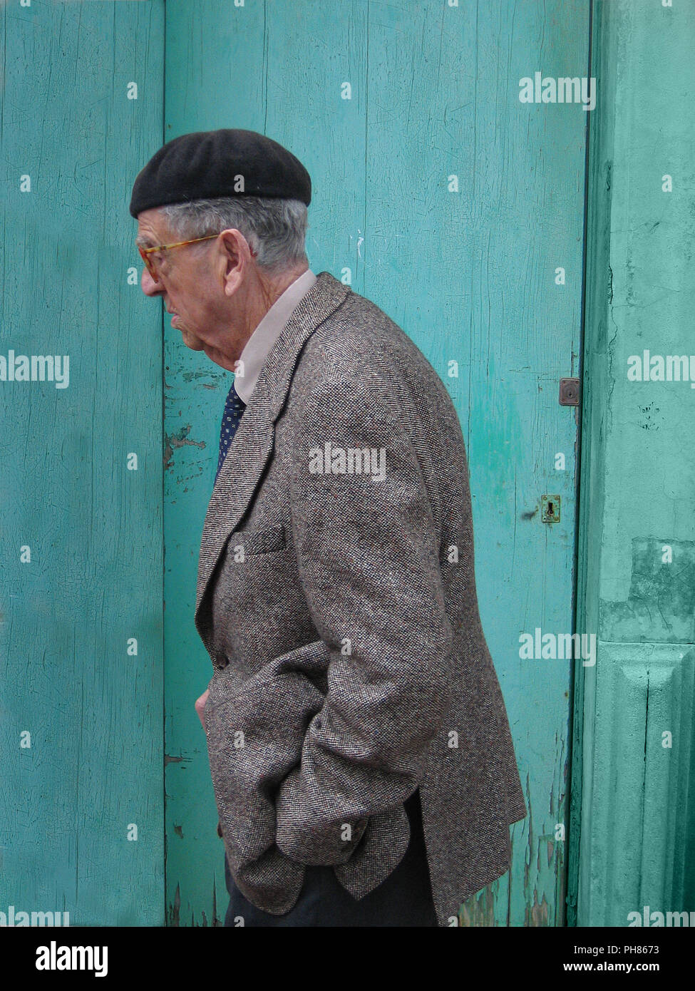Elderly spanish man male gentleman hi-res stock photography and images ...