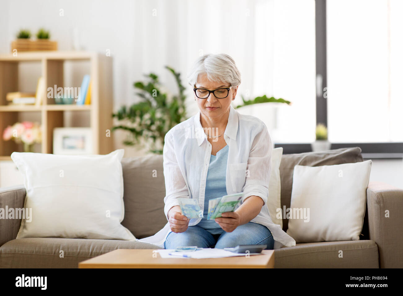 Money counting old woman hi-res stock photography and images - Alamy