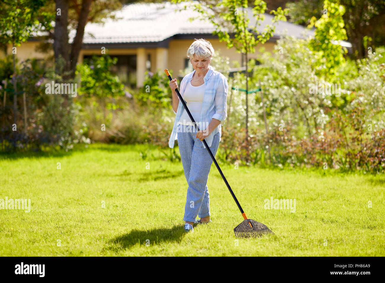 Lawn rake hi-res stock photography and images - Alamy