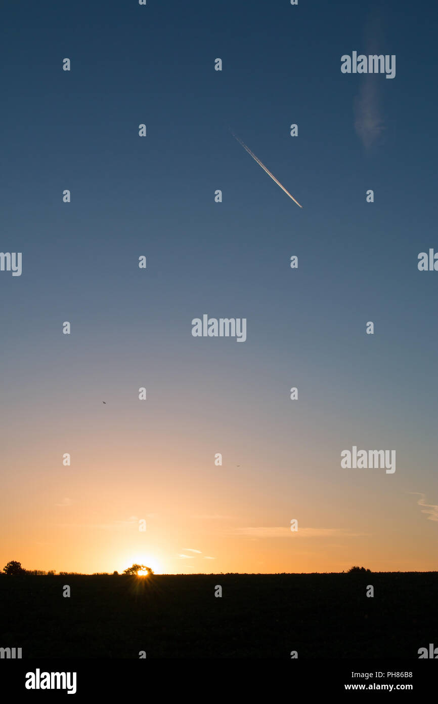 Plane vapour trail hi-res stock photography and images - Alamy