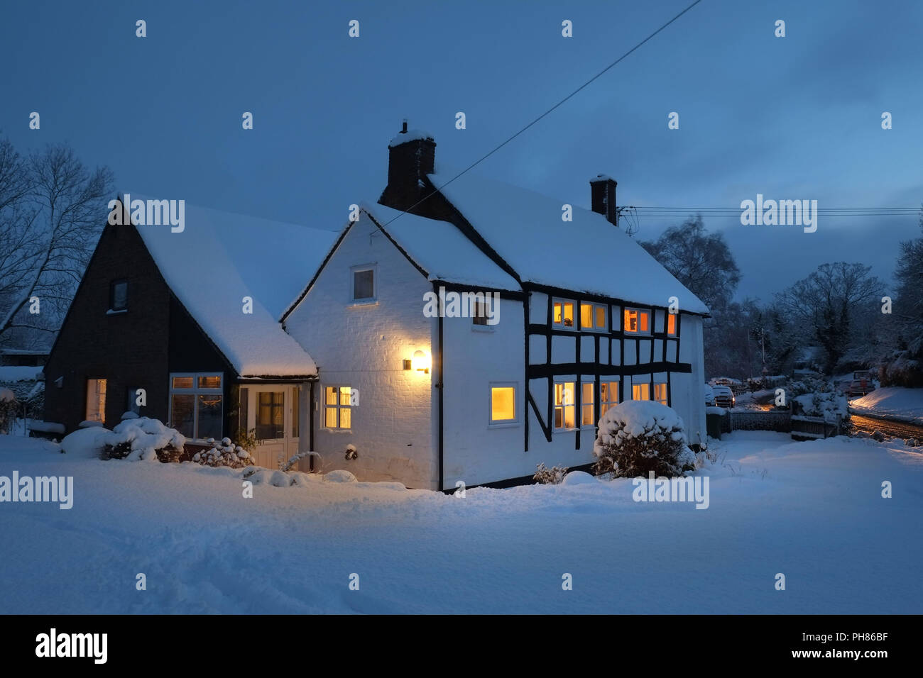 Black and white cottage hi-res stock photography and images - Alamy