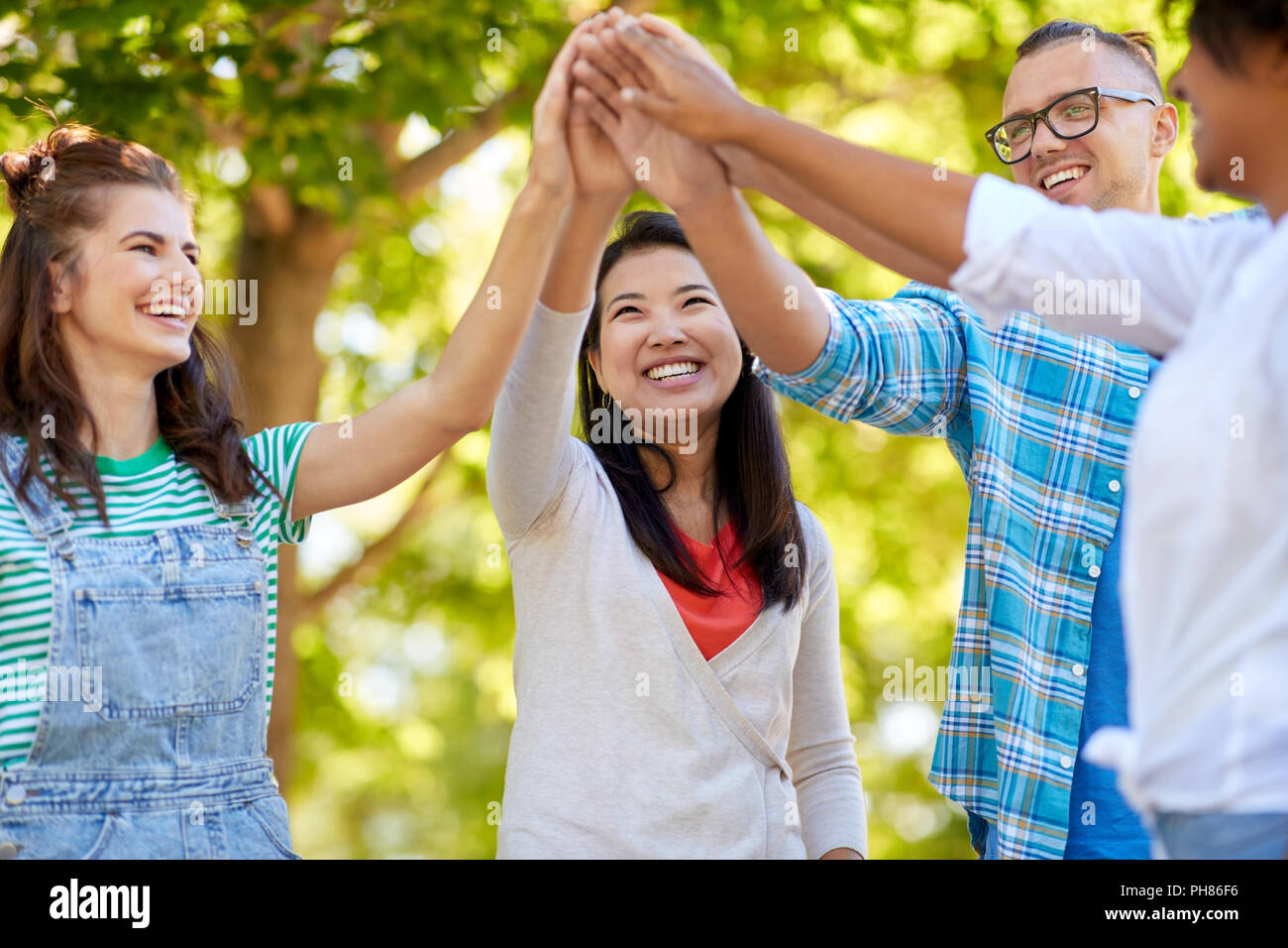 Black man high five hi-res stock photography and images - Alamy