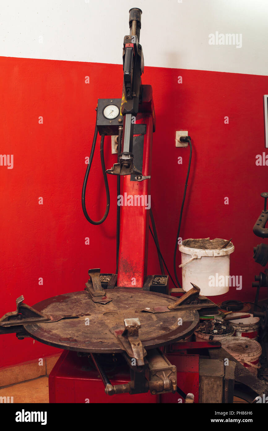 Mechanic removing vehicle machine hi-res stock photography and images ...