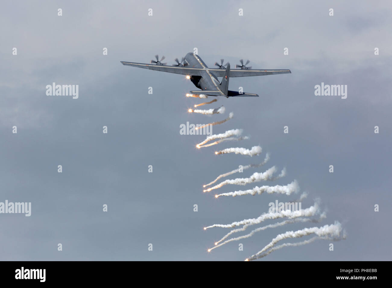 C 130 hercules flares hi-res stock photography and images - Alamy