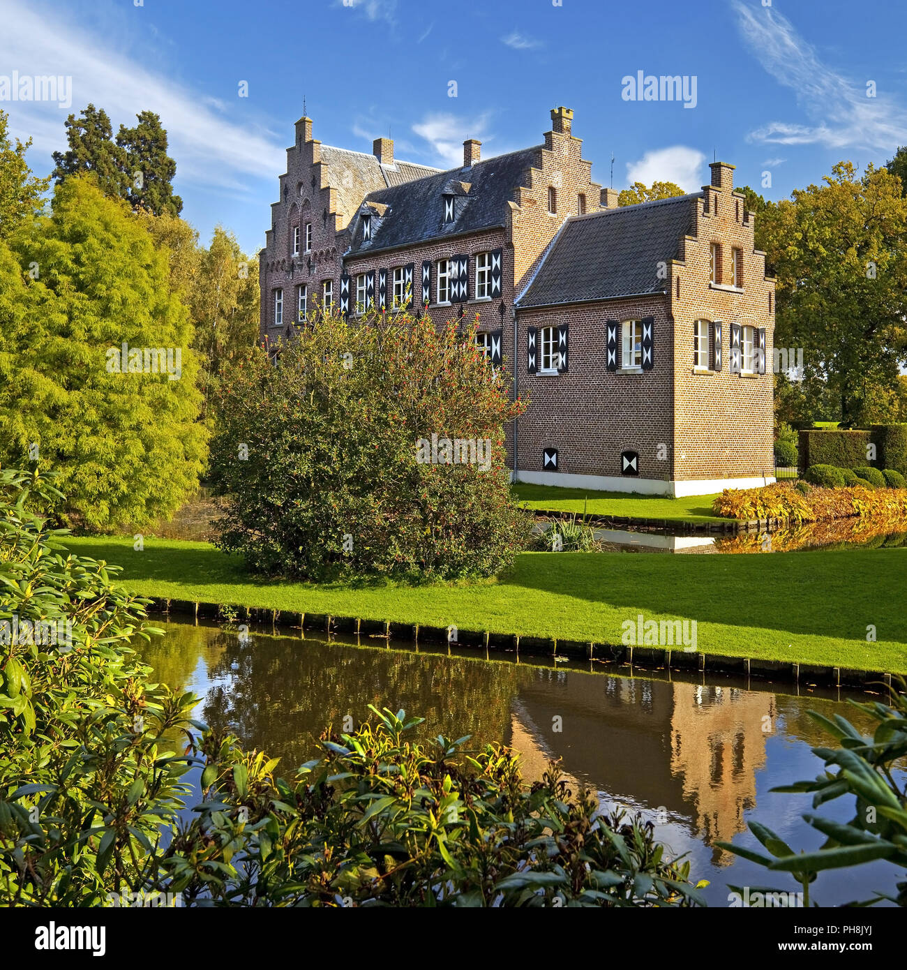 Haus Coull, moated castle, Straelen, Germany Stock Photo - Alamy