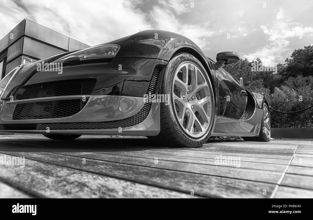 White Bugatti Veyron Stock Photos & White Bugatti Veyron Stock Images ...