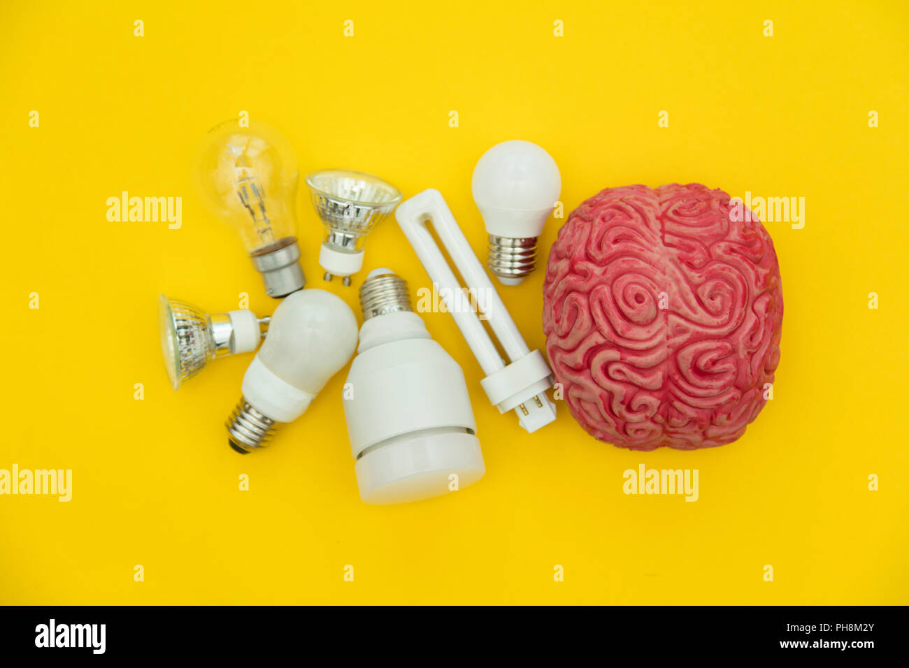 Bright idea. Brain with lightbulb. inspiration, innovation, solution ...