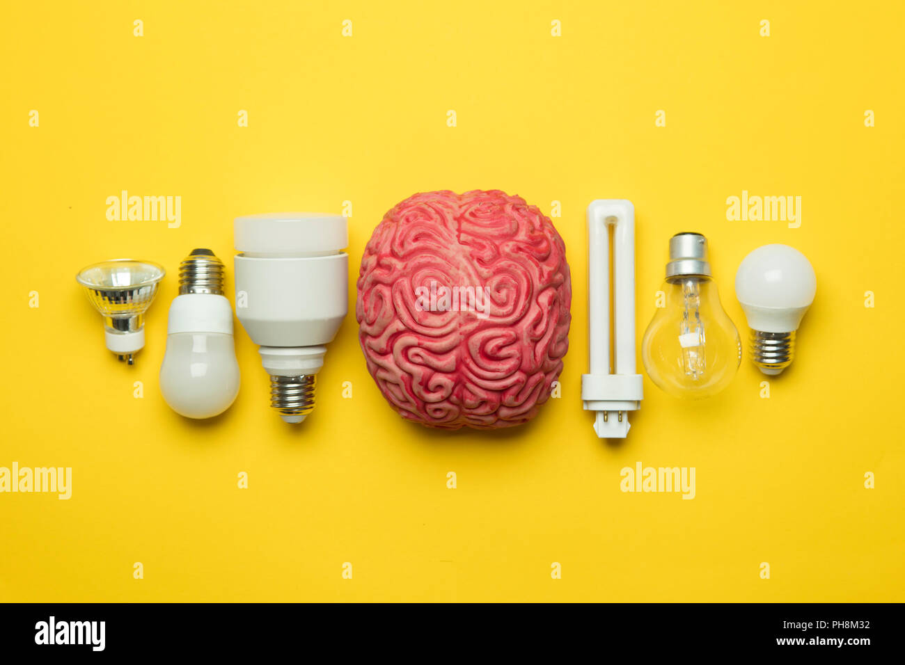 Bright idea. Brain with lightbulb. inspiration, innovation, solution ...