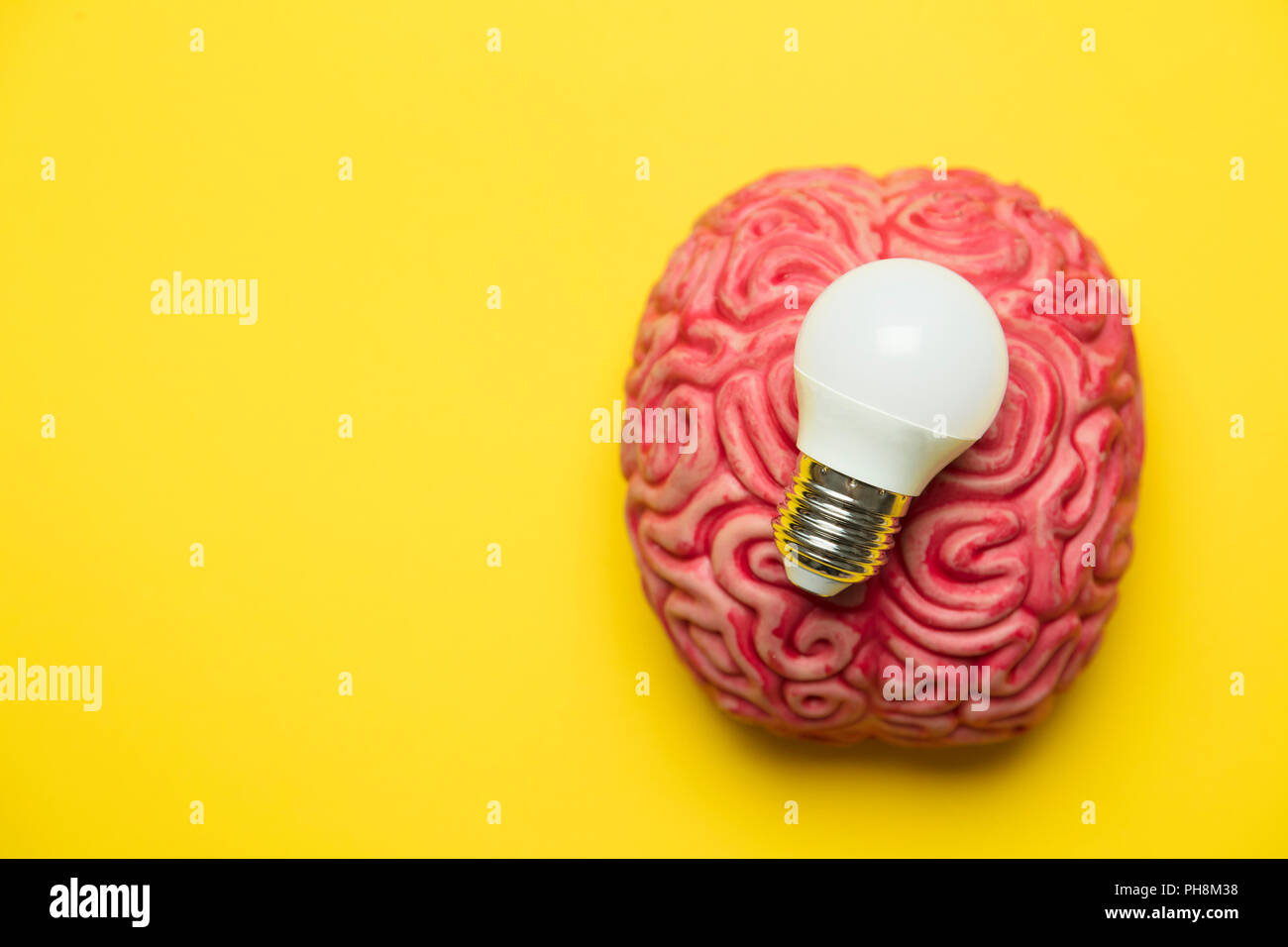 Bright idea. Brain with lightbulb. inspiration, innovation, solution ...