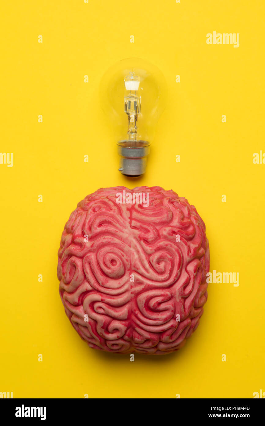 Bright idea. Brain with lightbulb. inspiration, innovation, solution ...