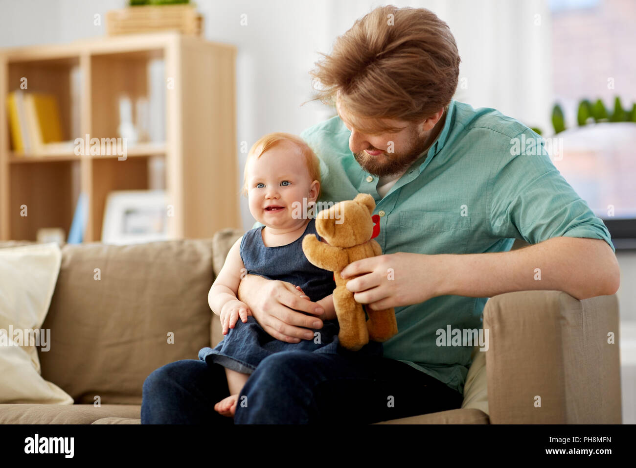 Father baby teddy bear hi-res stock photography and images - Alamy