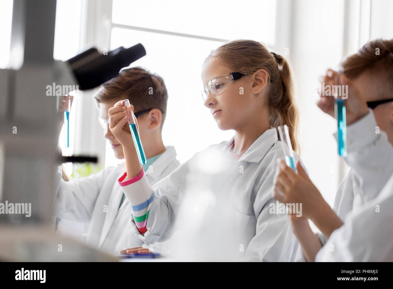 kids with test tubes studying chemistry at school Stock Photo - Alamy