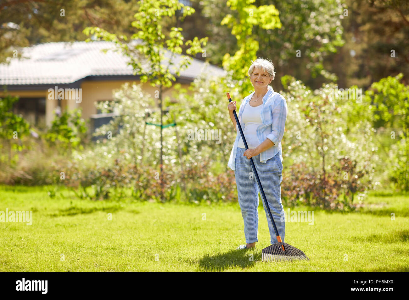 Lawn rake hi-res stock photography and images - Alamy