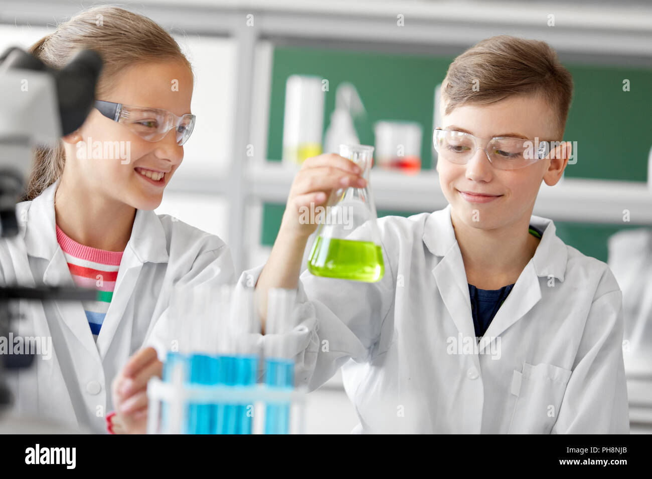 kids with test tubes studying chemistry at school Stock Photo - Alamy