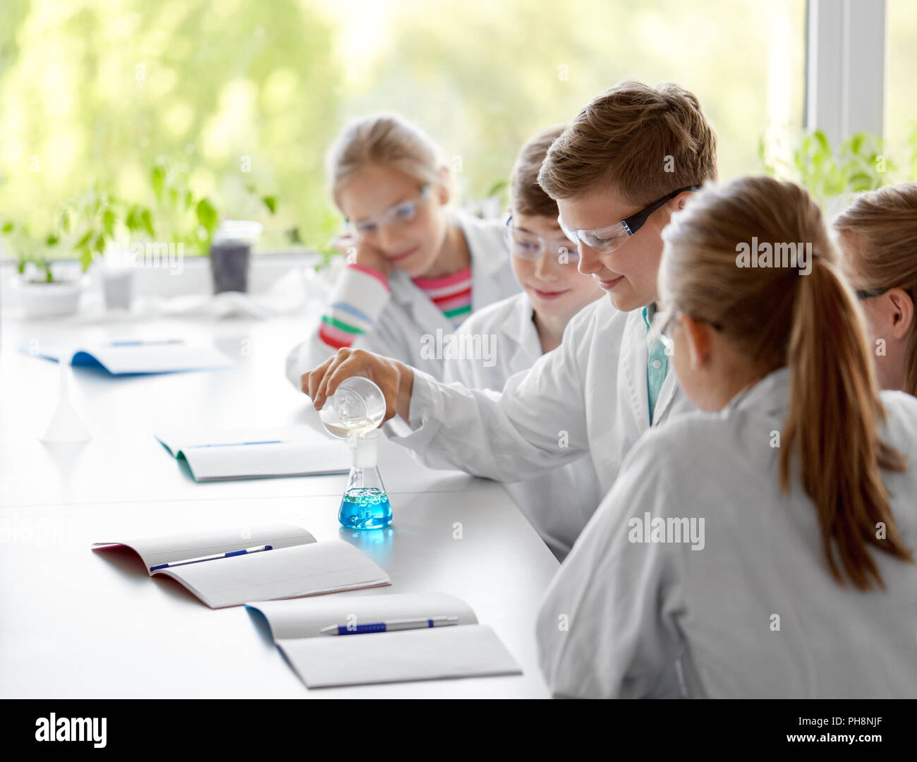 kids with test tube studying chemistry at school Stock Photo - Alamy