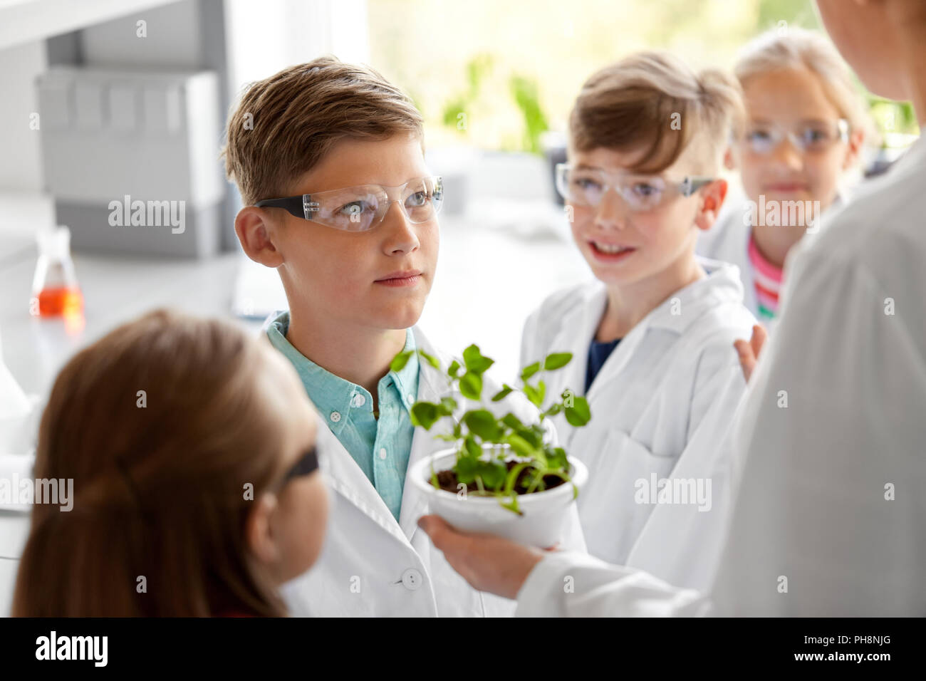 Biology class teen plant hi-res stock photography and images - Alamy