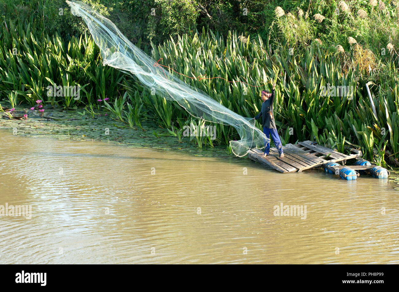 Cast net fishing hi-res stock photography and images - Alamy