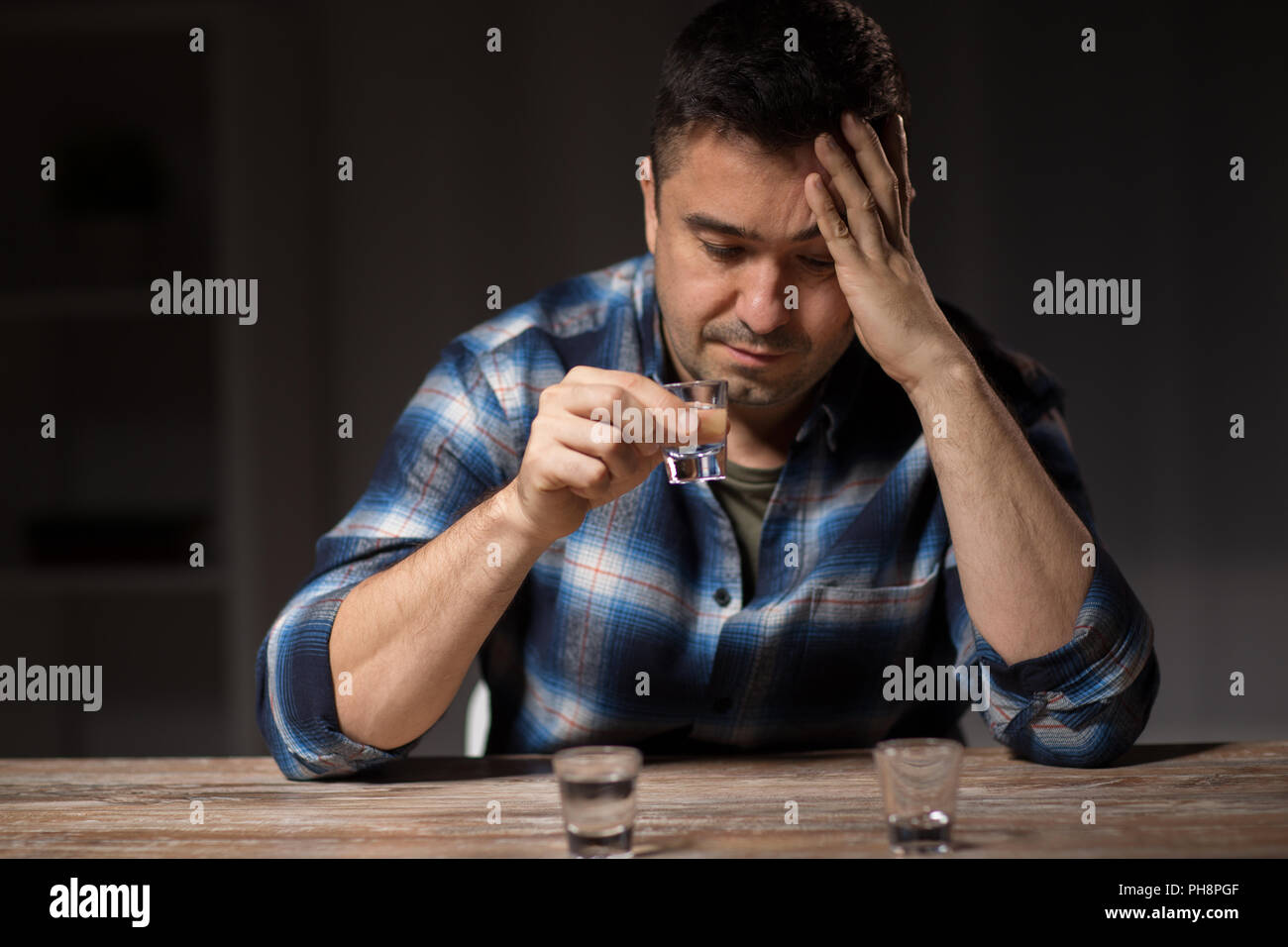 man drinking alcohol at night Stock Photo - Alamy