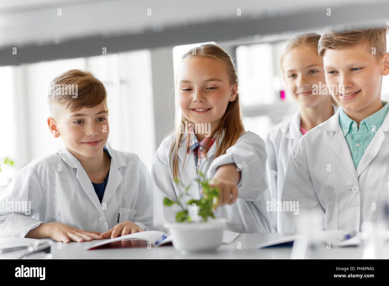 Biology class teen plant hi-res stock photography and images - Alamy