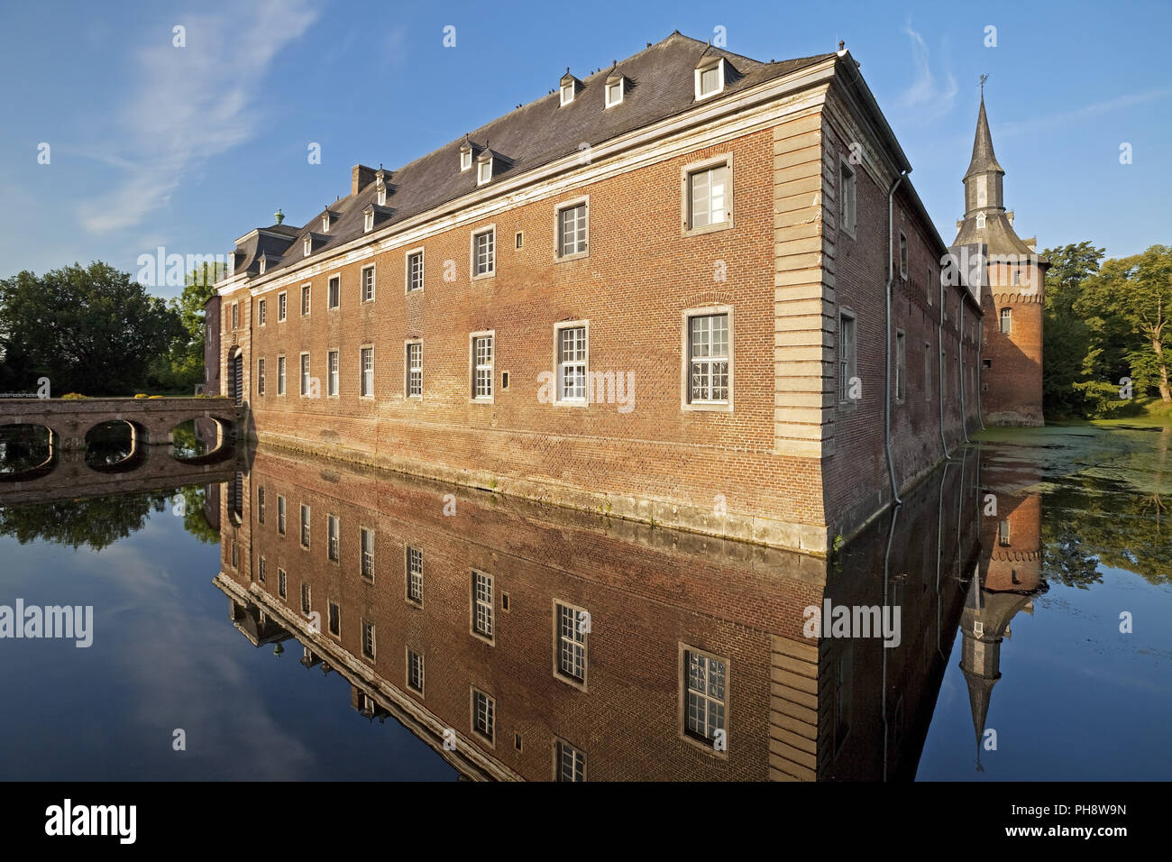 Schloss Wissen, moated castle, Weeze, Germany Stock Photo - Alamy