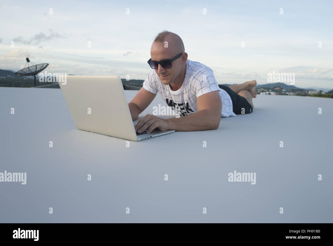 Man young computer caucasian hi-res stock photography and images - Alamy