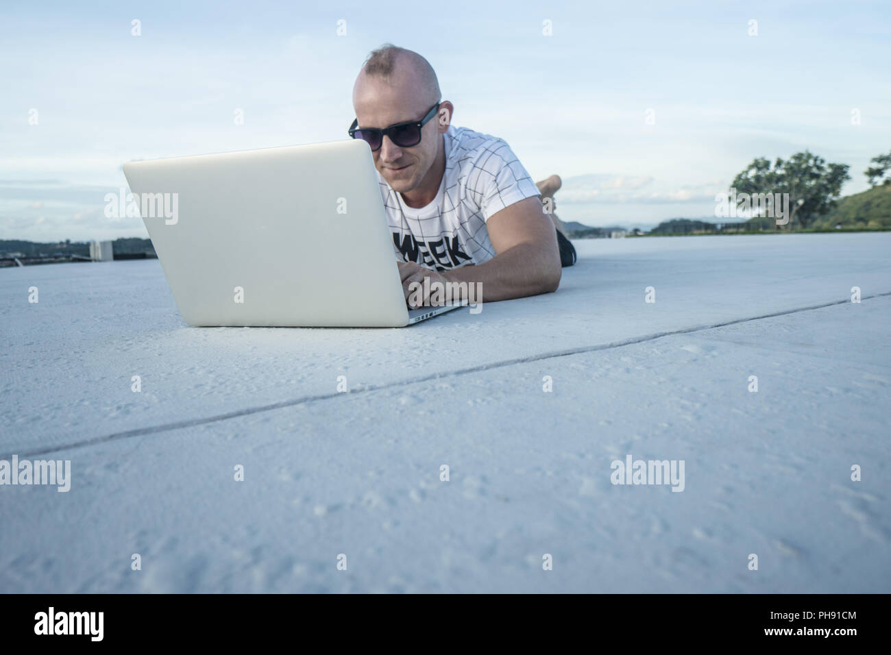 Man handsome outdoors hi-res stock photography and images - Alamy