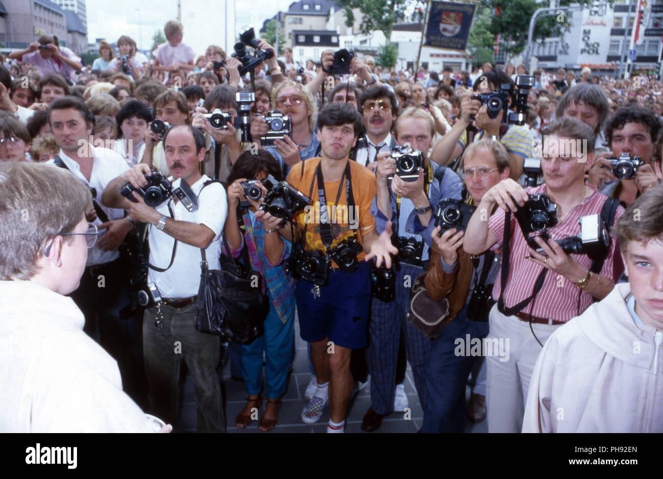 Pressefotografen und Fans erwarten Thomas Anders, Sänger der Band ...