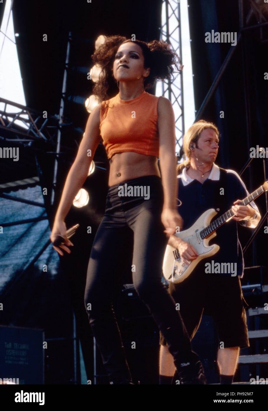 Sängerin Ricky (Ricarda Waltken) der deutschen Mädchenband "Tic Tac Toe ...