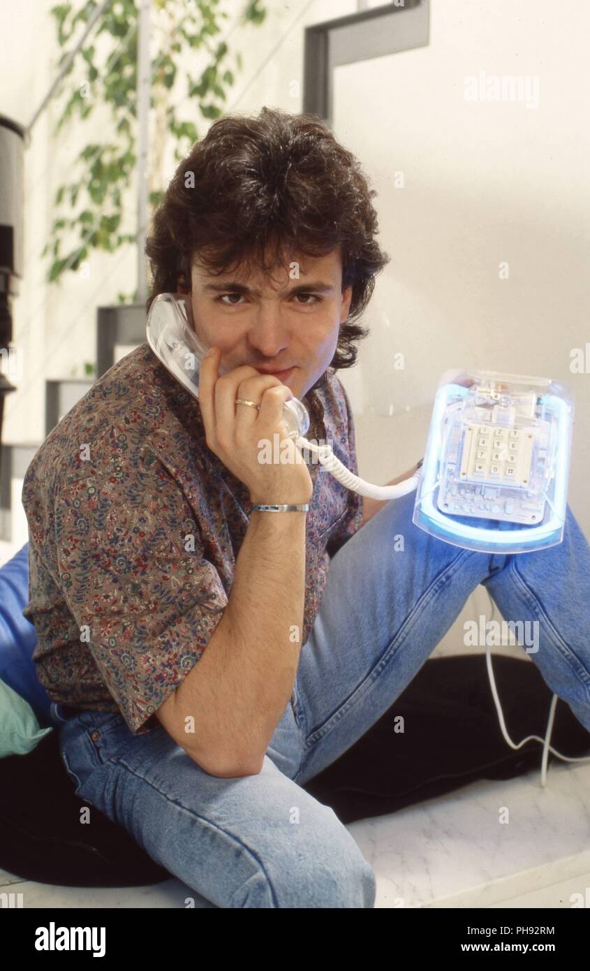 Sänger Nino de Angelo zuhause in Köln, Deutschland 1989. Singer Nino de ...