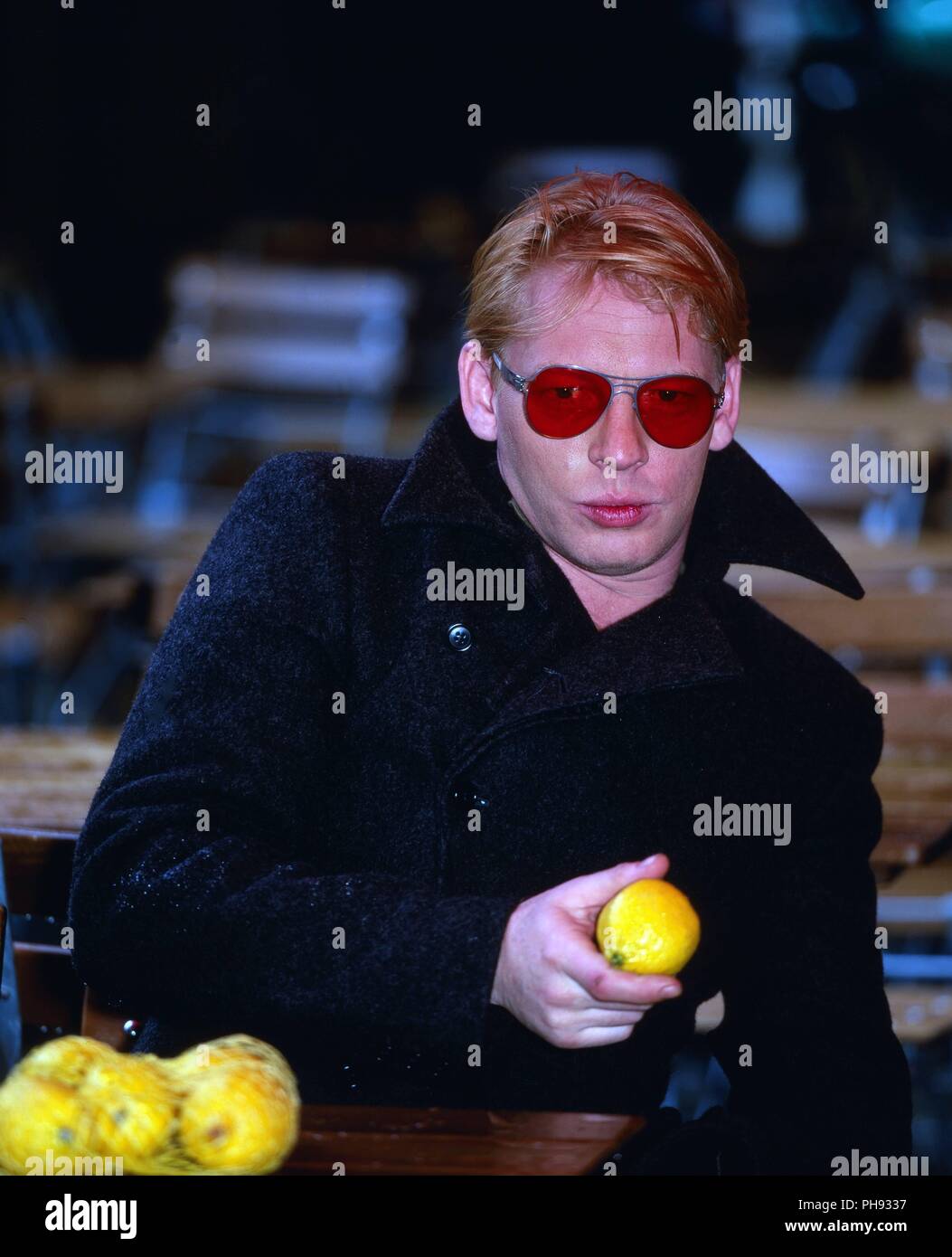 Ben Becker, deutscher Schauspieler und Sänger, spielt mit Zitronen in ...