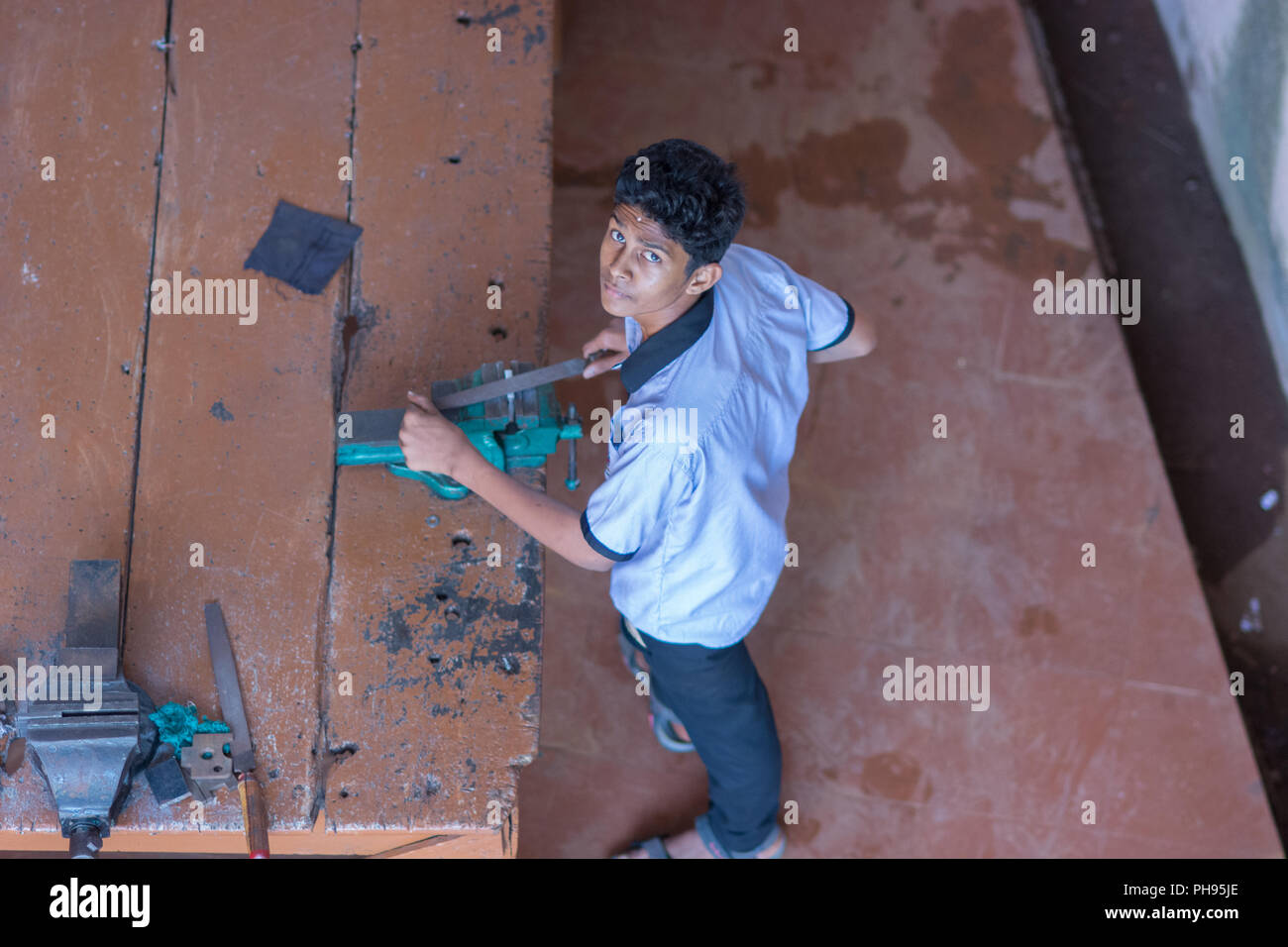 Working indian boys hi-res stock photography and images - Alamy