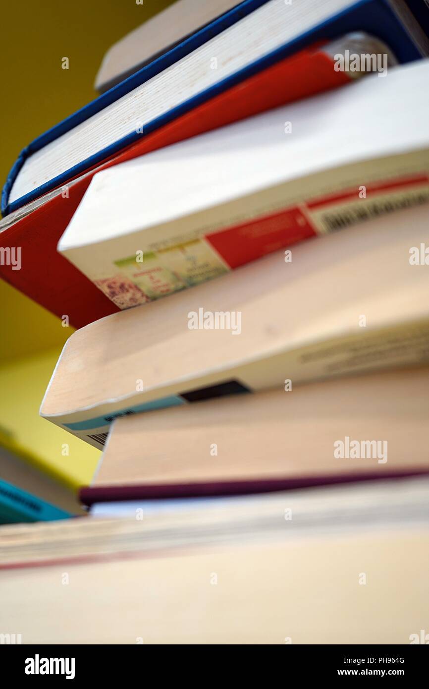 Messy bookshelf hi-res stock photography and images - Alamy