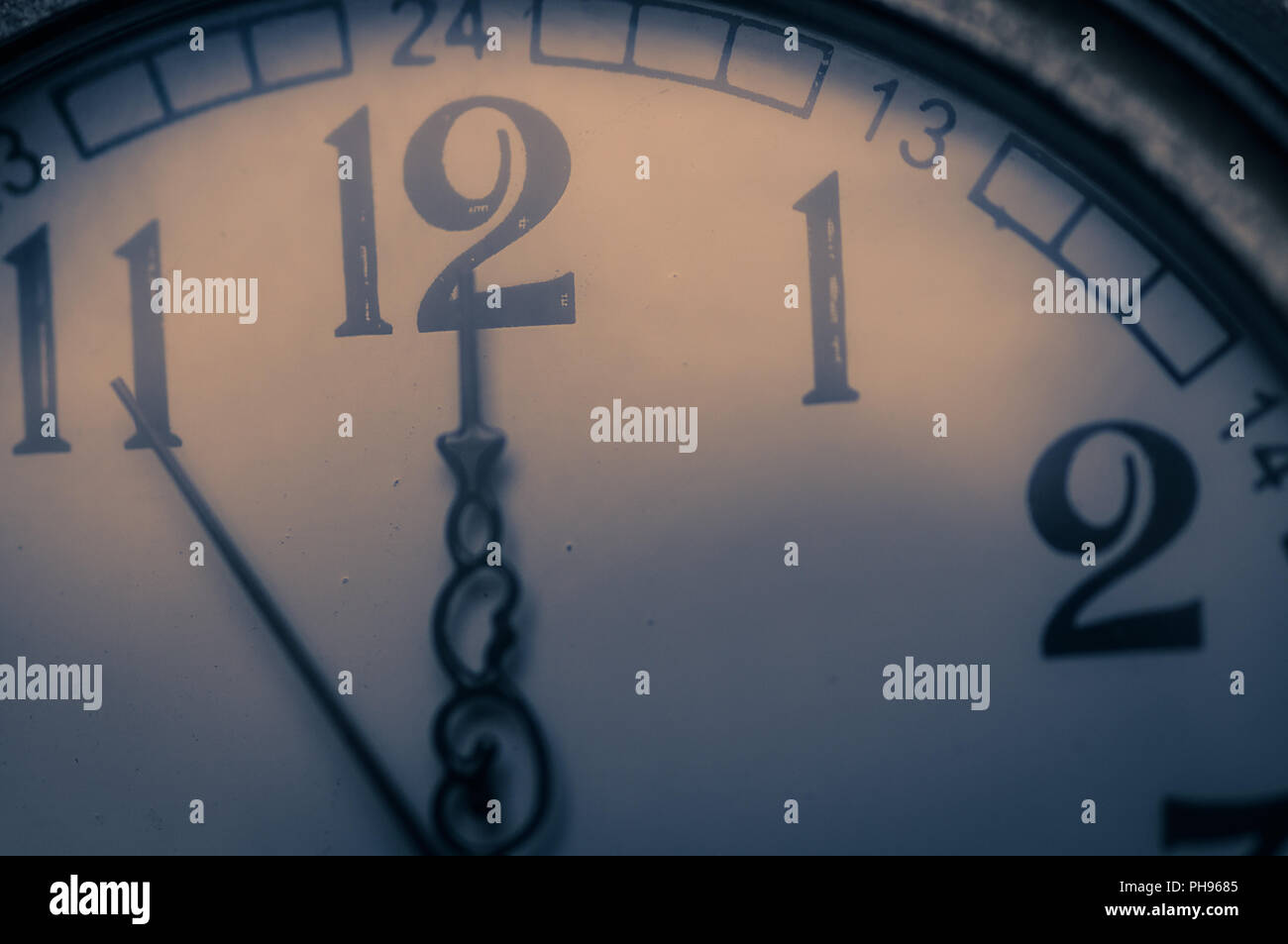 Time warp clock hi-res stock photography and images - Alamy