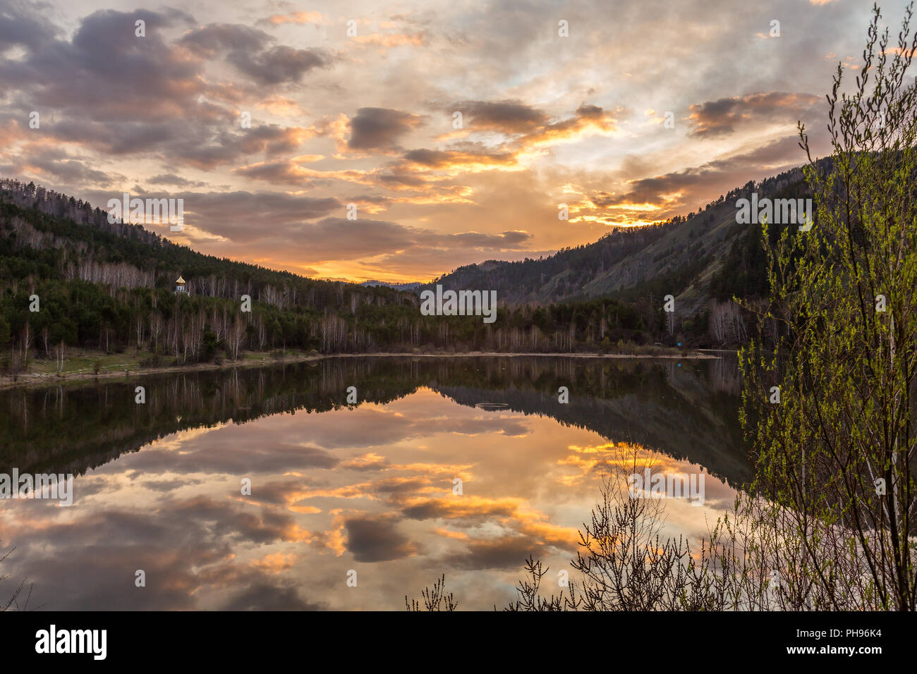 sunset lake reflection calm water Stock Photo - Alamy