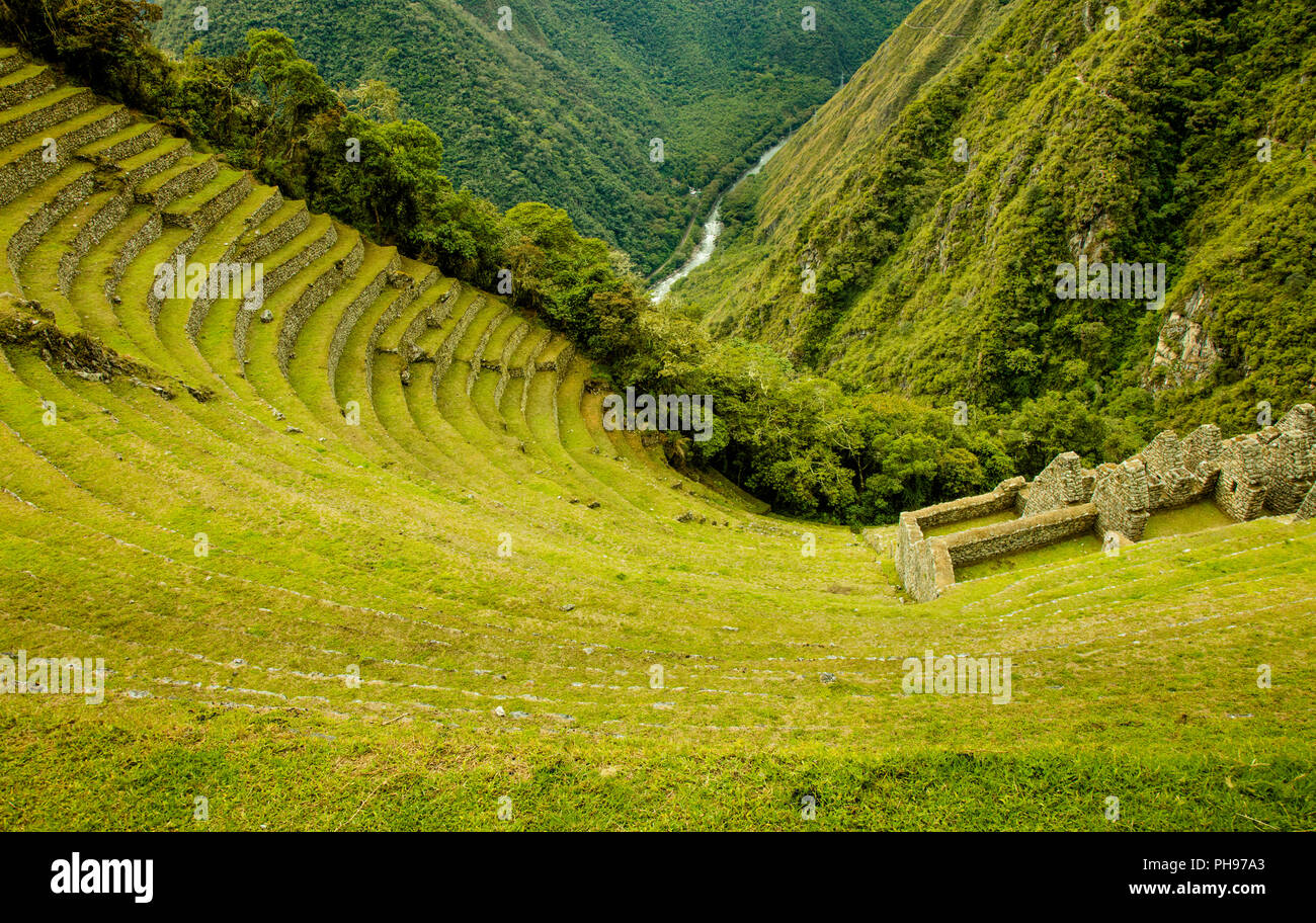 Inca trail ruins trek peru andes hi-res stock photography and images ...
