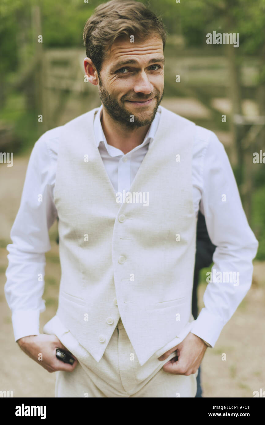 Smiling wedding hi-res stock photography and images - Alamy