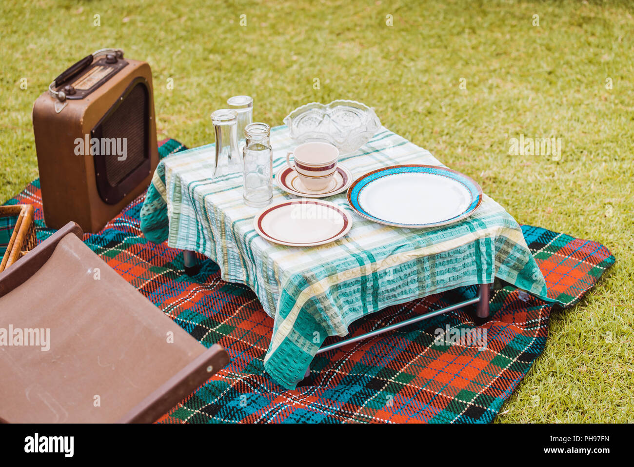 Vintage picnic hi-res stock photography and images - Alamy
