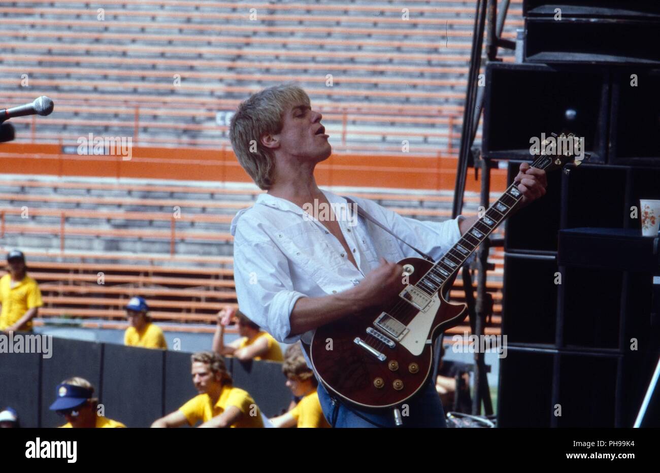 Bryan Adams, kanadischer Rocksänger und Gitarrist bei einem Konzert in ...