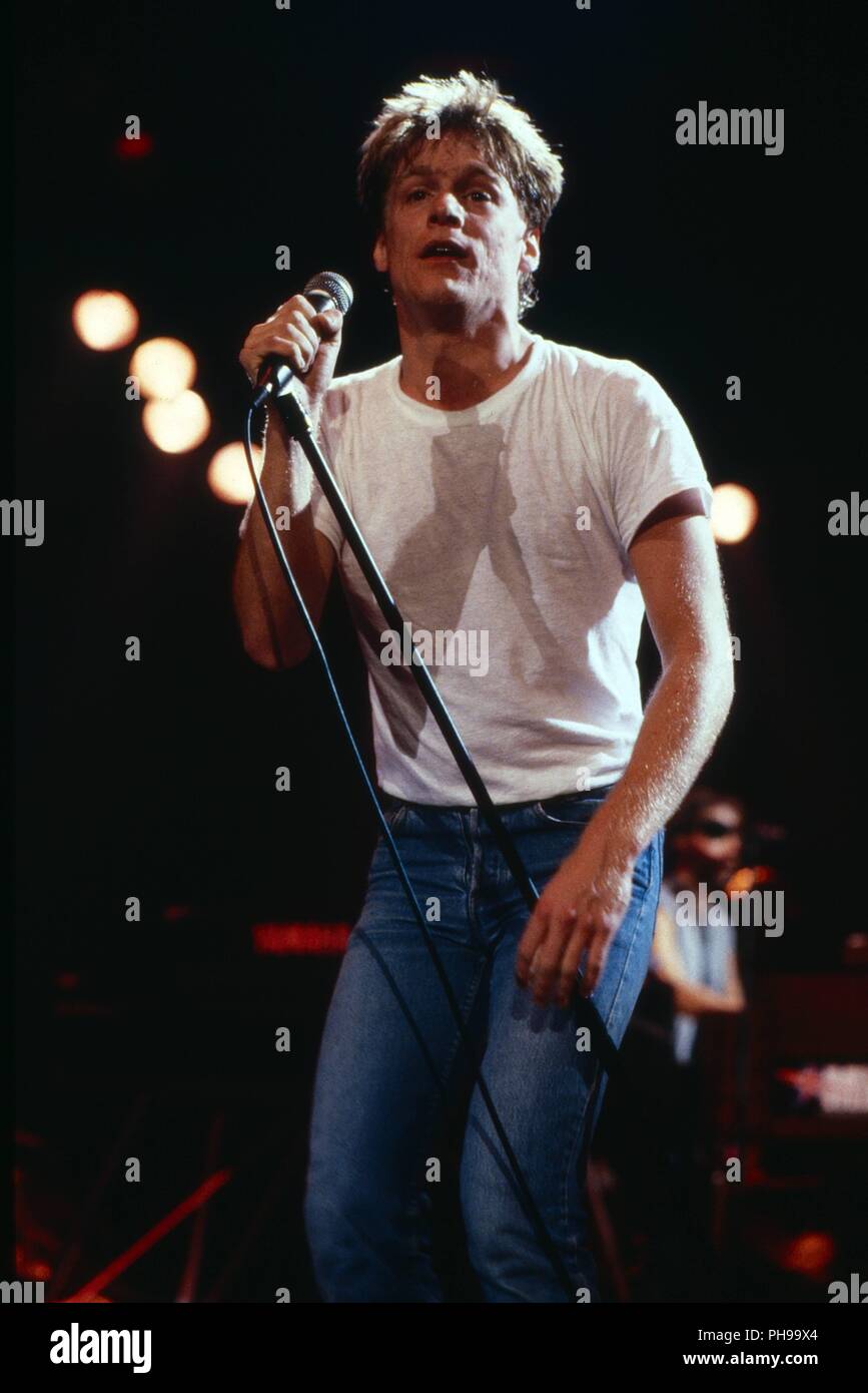 Bryan Adams, kanadischer Rocksänger und Gitarrist bei einem Konzert in ...