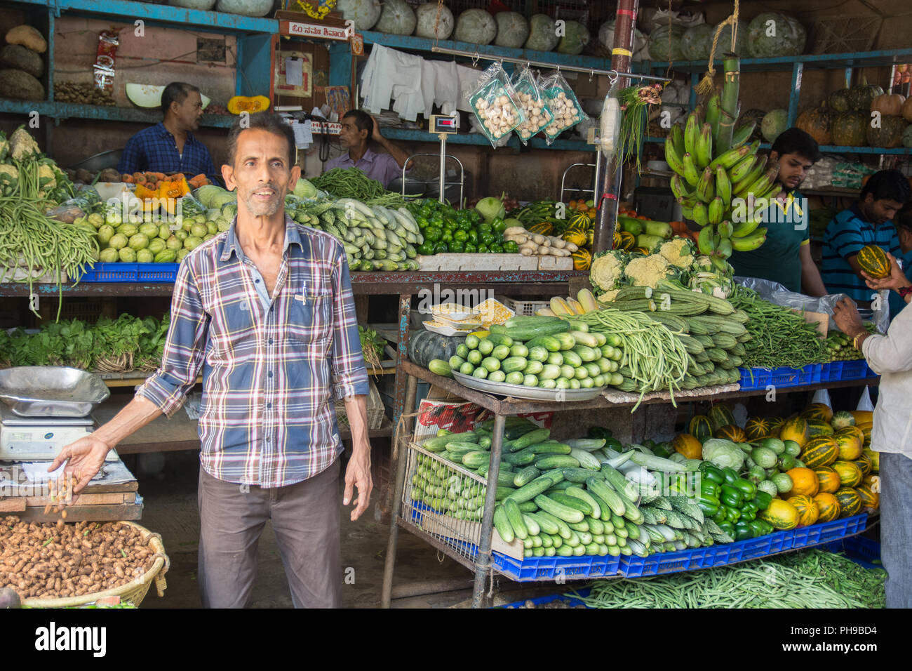 Small supermarket india hi-res stock photography and images - Alamy