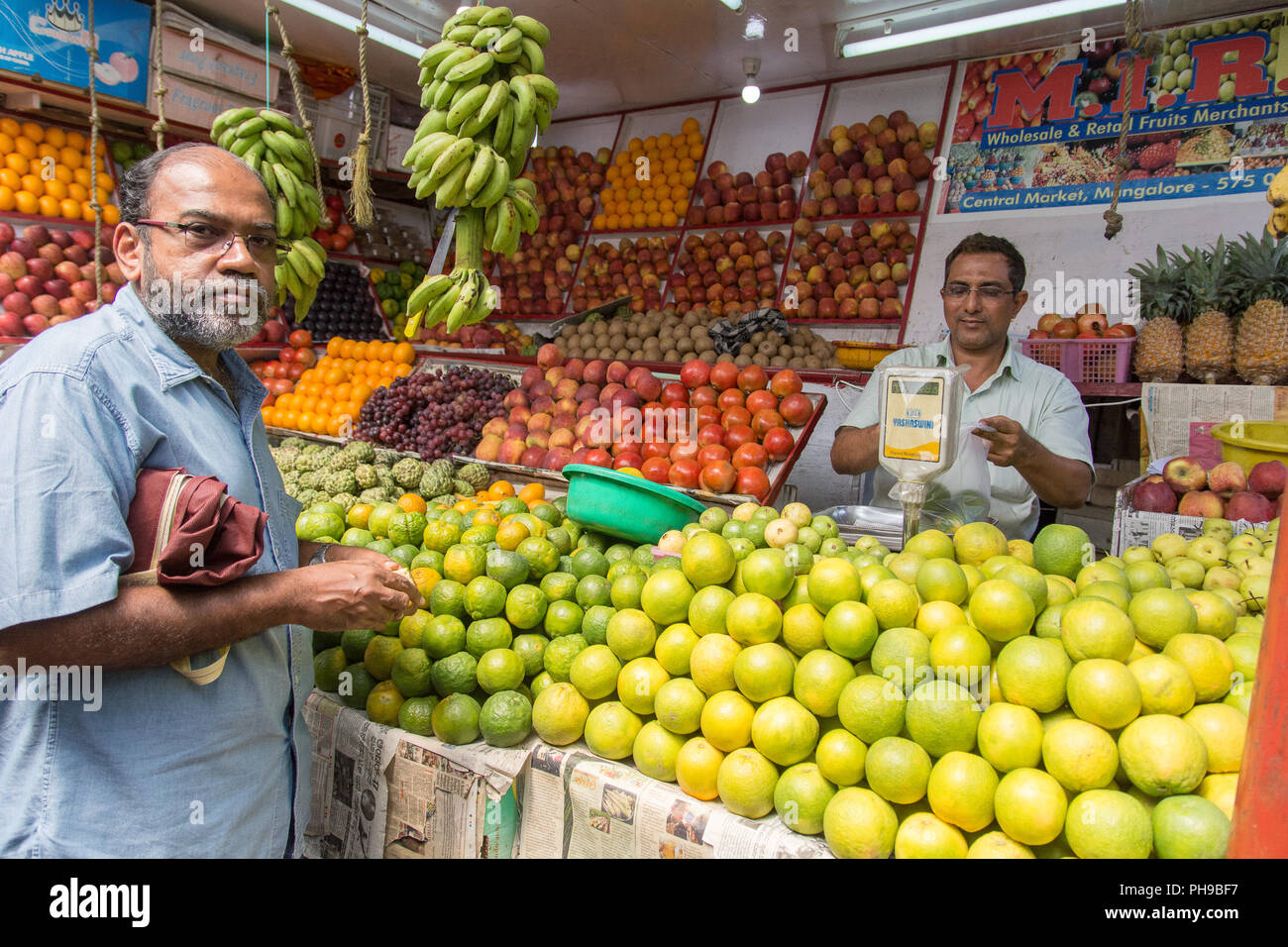 Small supermarket india hi-res stock photography and images - Alamy