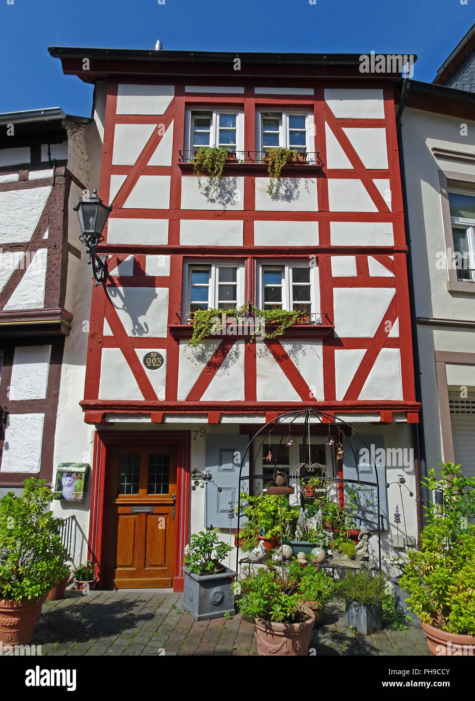 House with face design hi-res stock photography and images - Alamy