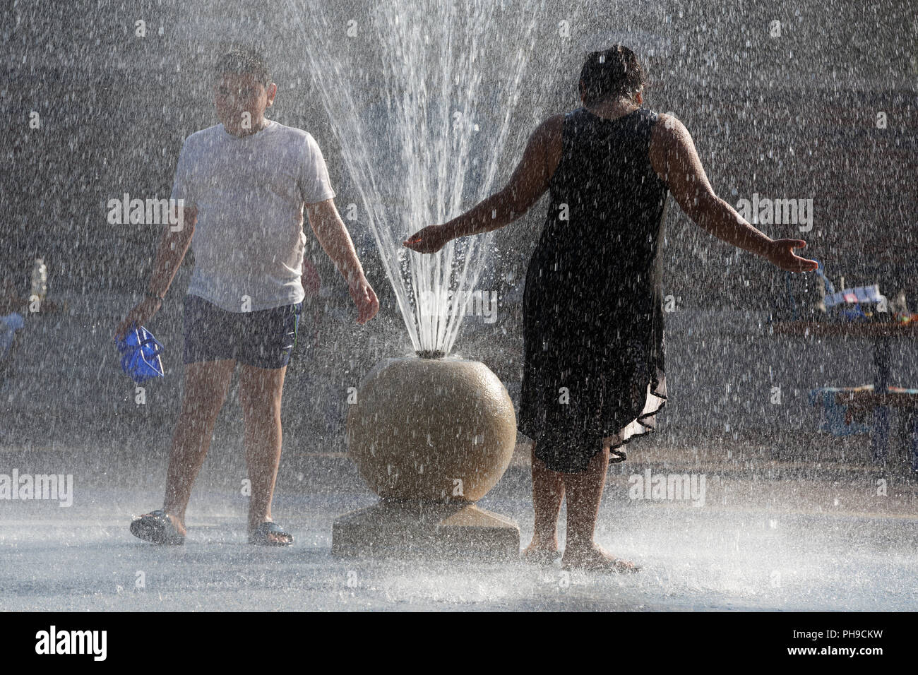 People cooling off in fountain hi-res stock photography and images - Alamy