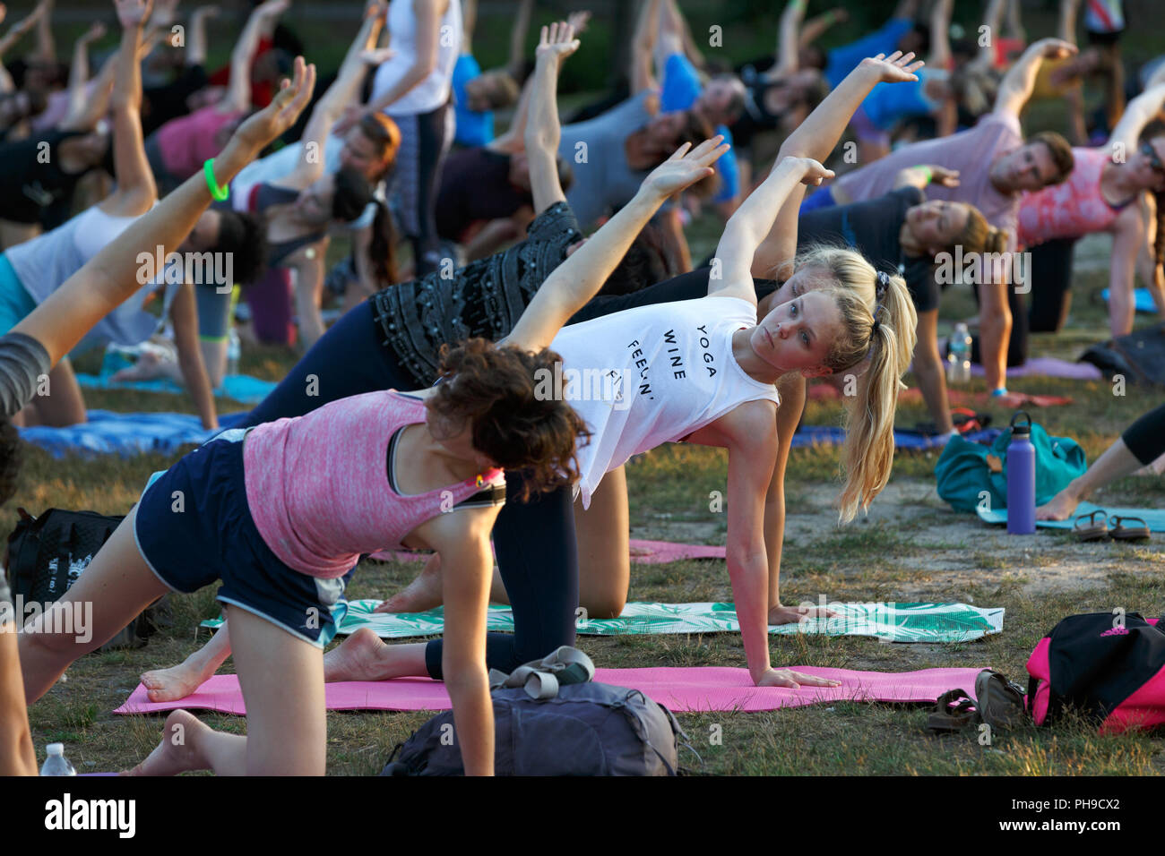 Group yoga class hi-res stock photography and images - Alamy