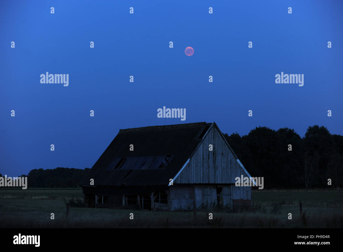 Full lunar eclipse 2018 hi-res stock photography and images - Alamy