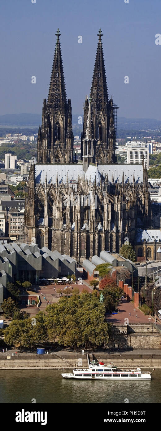 Cologne Cathedral with river Rhein, Cologne, North Rhine-Westphalia ...