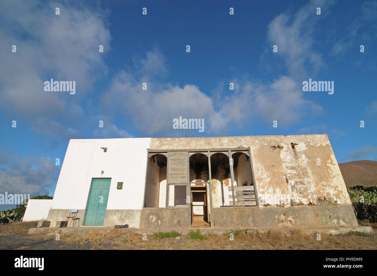 Abandoned building in the desert Stock Photo - Alamy